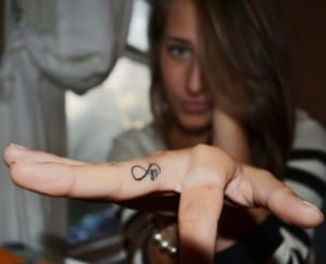 55 Cute Little Finger Tattoo Ideas to Try This Year