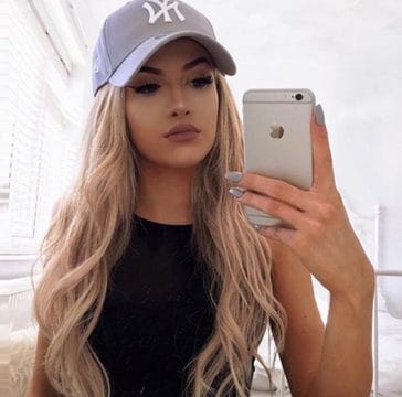 40 Best Selfie Poses For Boys and Girls – Buzz16